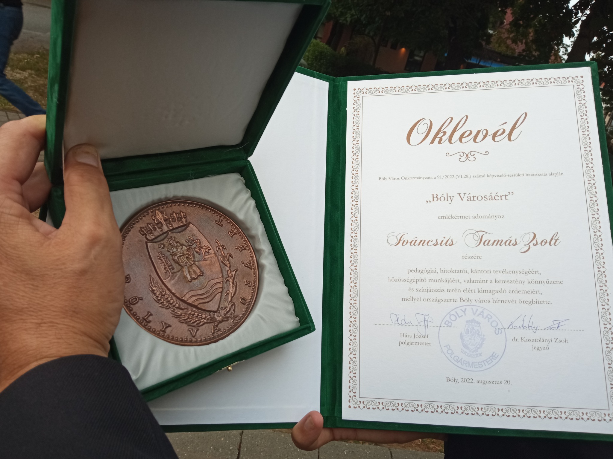 „Bóly Városáért” emlékérmet kapott Iváncsits Tamás Zsolt hitoktató, kántor