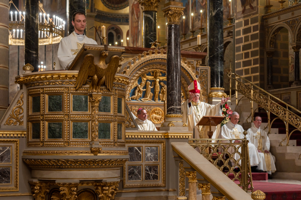 Michael W. Banach apostoli nuncius celebrált szentmisét Szent Mór ...