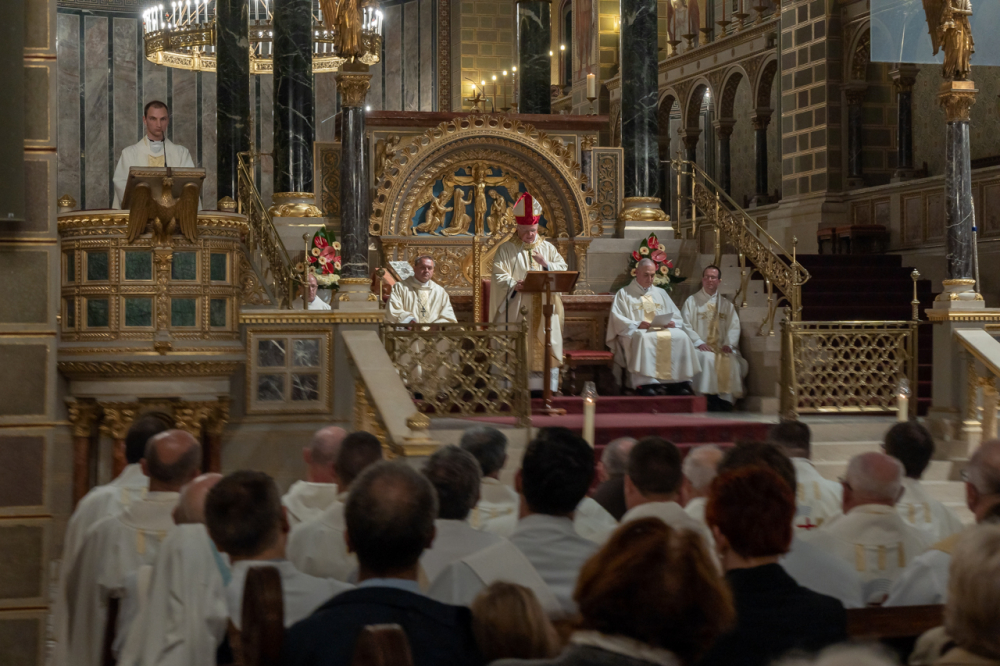 Michael W. Banach apostoli nuncius celebrált szentmisét Szent Mór ...